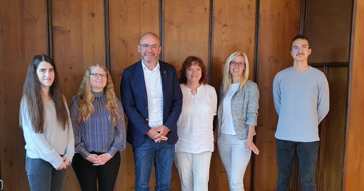 Neue Mitarbeiterinnen und Auszubildende im Rathaus | Stadtverwaltung ...