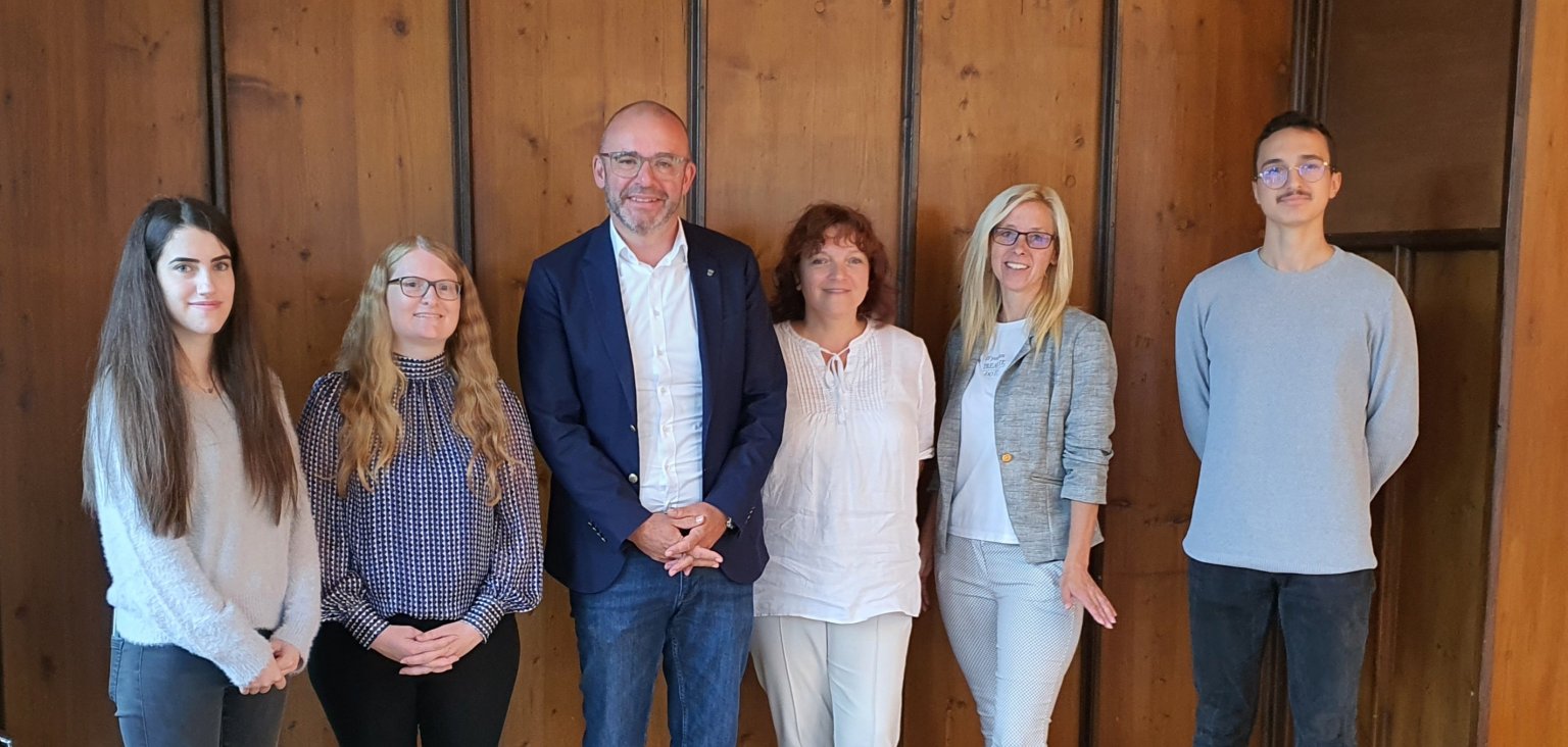 Neue Mitarbeiterinnen und Auszubildende im Rathaus | Stadtverwaltung ...